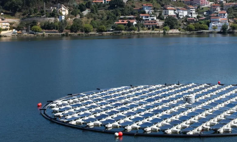 PANELES SOLARES FLOTANTES con orientación automática